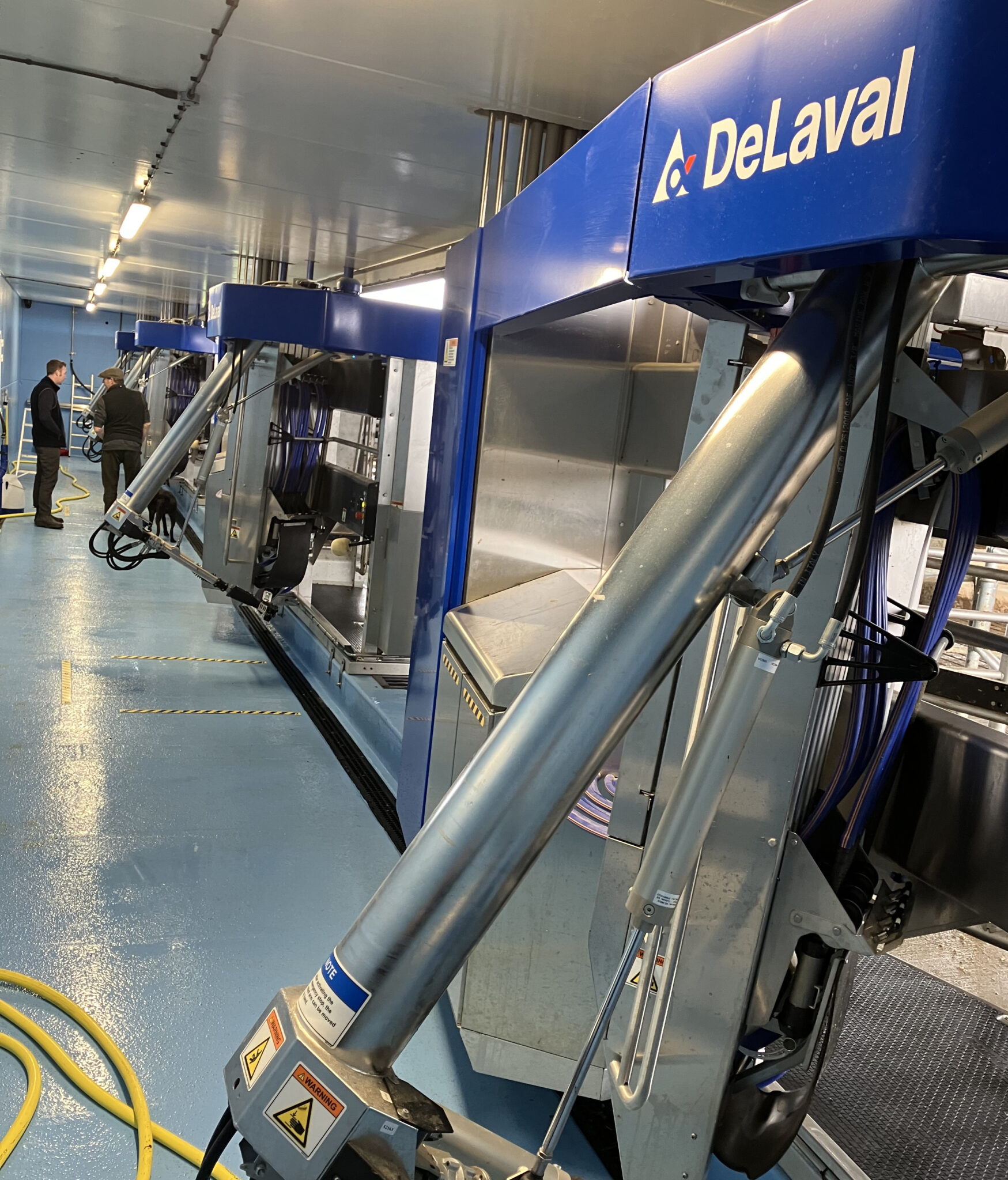 DeLaval’s robotic combination adds up for Addingrove Farm - T H WHITE ...